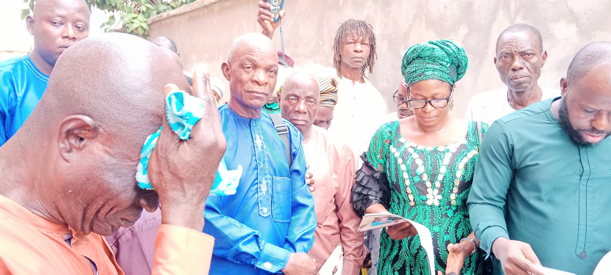 Gloom, tears as Akingboye, MWUN Secretary buries wife (Photos ...